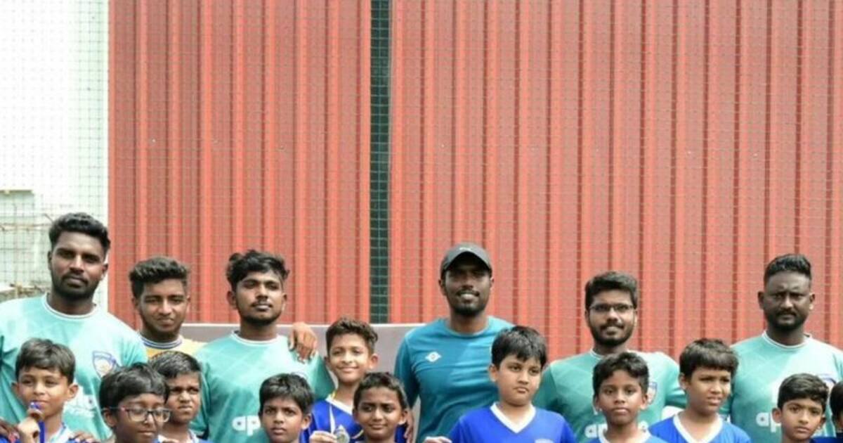 புலிக்கு பிறந்தது பூனையாகுமா? கால் பந்தில் கலக்கும் குட்டி தல ...