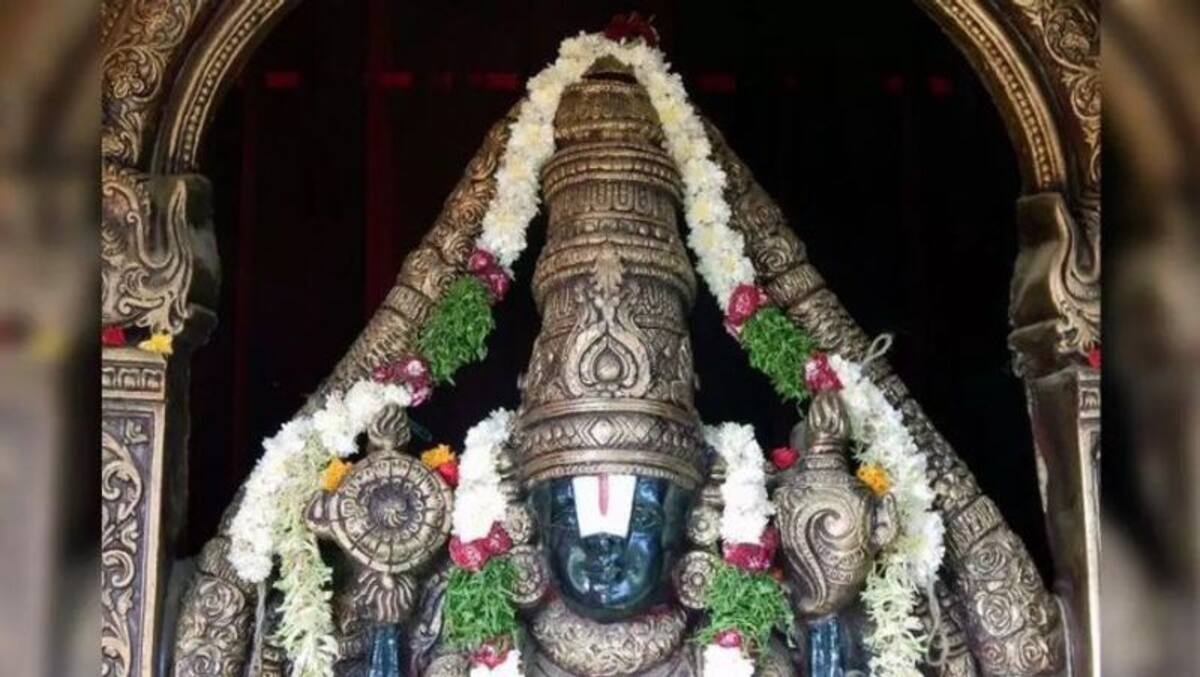 green camphor in tirupati perumal jaw : திருப்பதி பெருமாள் தாடையில் ...