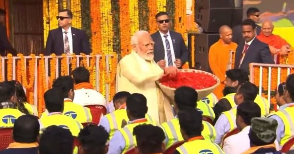 पीएम मोदी ने राम मंदिर निर्माण से जुड़े श्रमिकों पर बरसाए फूल