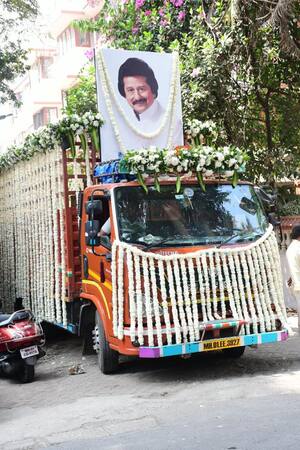 Pankaj Udhas Funeral: Friends and family arrive for the last rites (PHOTOS)