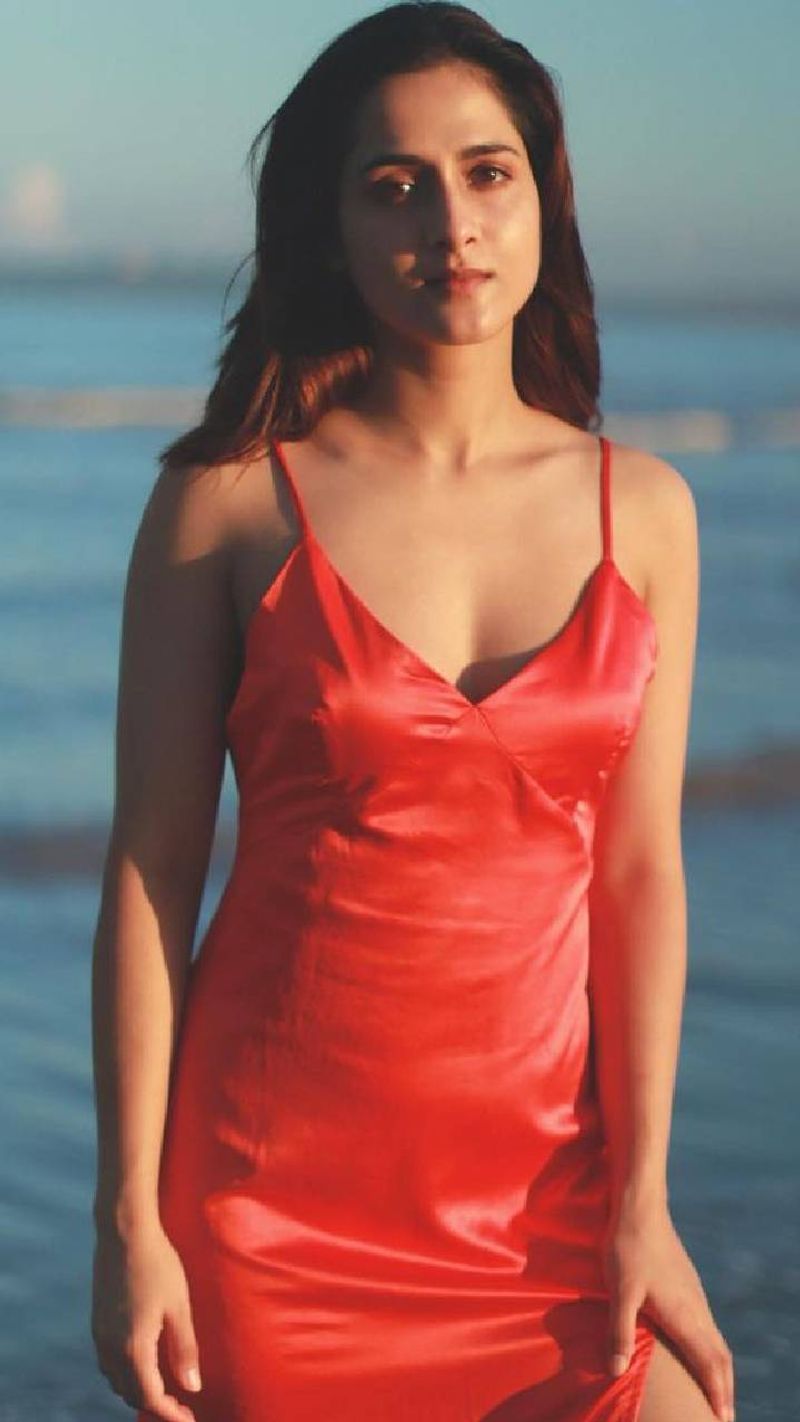 गर्मियों में खिल जाएंगी गुलाब जैसी, वियर करें Arushi Sharma के outfits