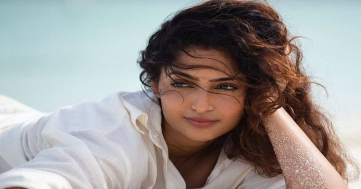 Actress Reba Monica John : பீச் மணலில் ஹாட் லுக்.. வெண்ணிற ஆடையில் வசீகரிக்கும் போஸில் ரெபா ...