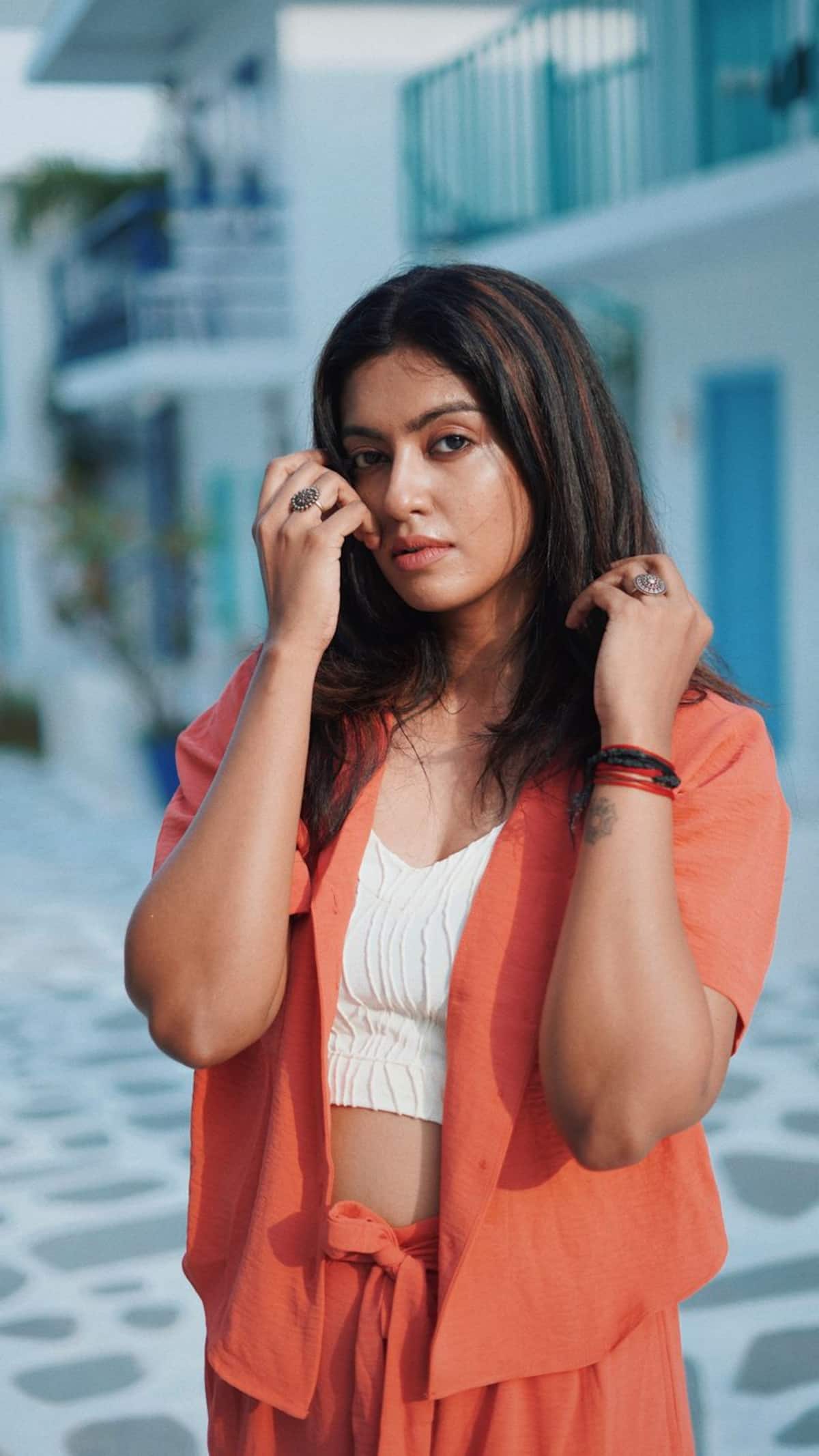 Actress Roshni : மாடர்ன் டிரஸ்.. அசத்தும் போஸ்.. கண்களால் கைது செய்யும் ...