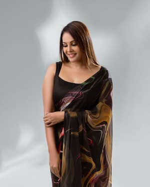 Actress Chandini Tamilarasan : கருப்பில் சேலை கட்டி.. இடையில் ரசிகர்களை ...