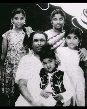 Sripriya Sister Meenakshi Rare Photos: அம்மாவின் 70-ஆவது பிறந்த நாளில் ...