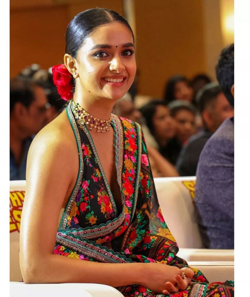 Keerthy Suresh Photos: ஜன்னல் இல்ல... கதவே வைத்து ஜாக்கெட் போட்ட ...