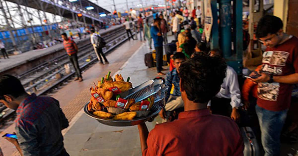 Railways plans KFC, Dominos in trains in two minutes