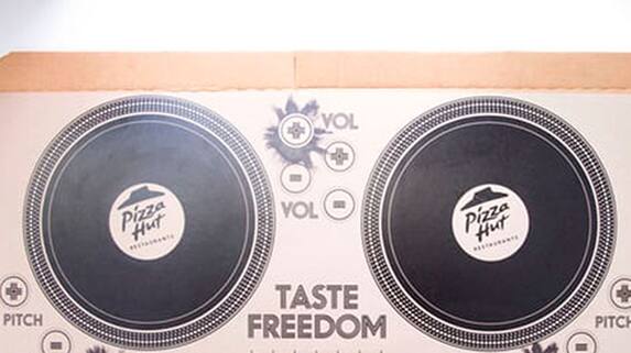 Enjoy pizza and become a DJ, thanks to the DJ turntable pizza box!
