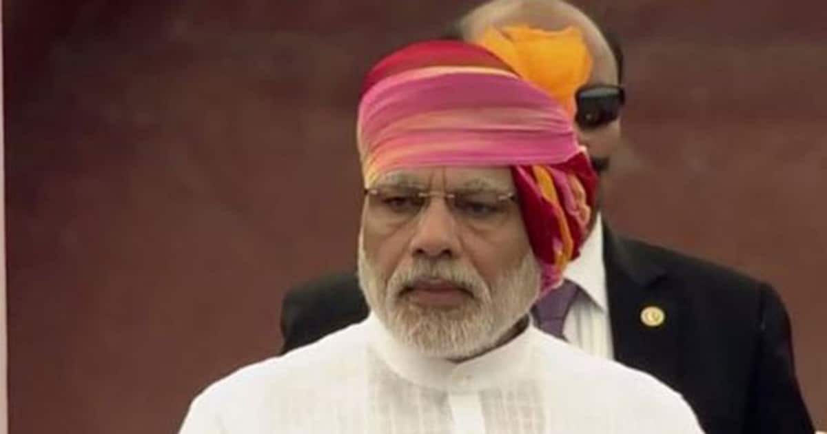 PM Modi saves DD cameraman from being washed away