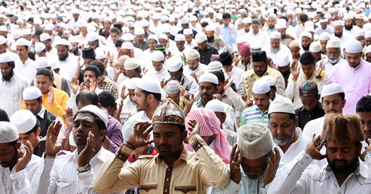 Kerala floods: Temple makes space for Muslims to offer prayers during ...