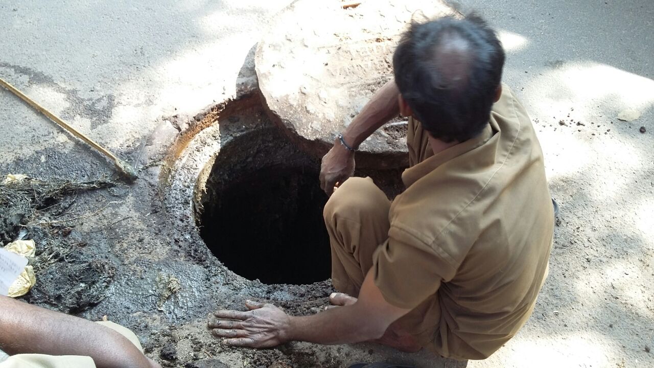 Bengaluru's shame! Men forced to clean manhole without safety equipments