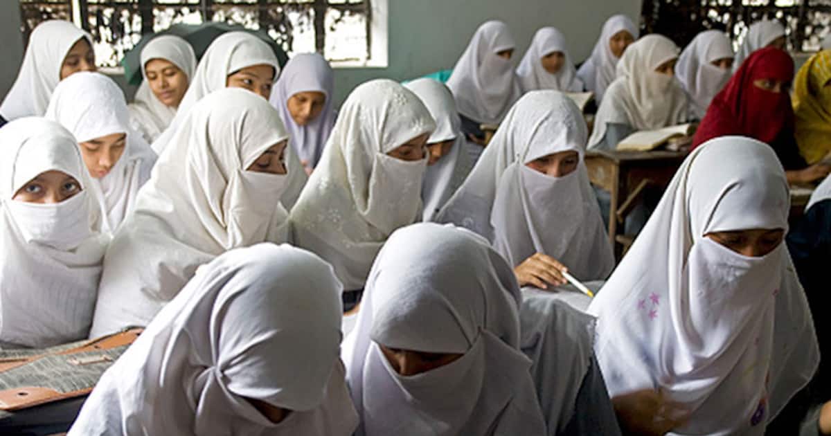 Mangaluru students protest as college bans burqa in class