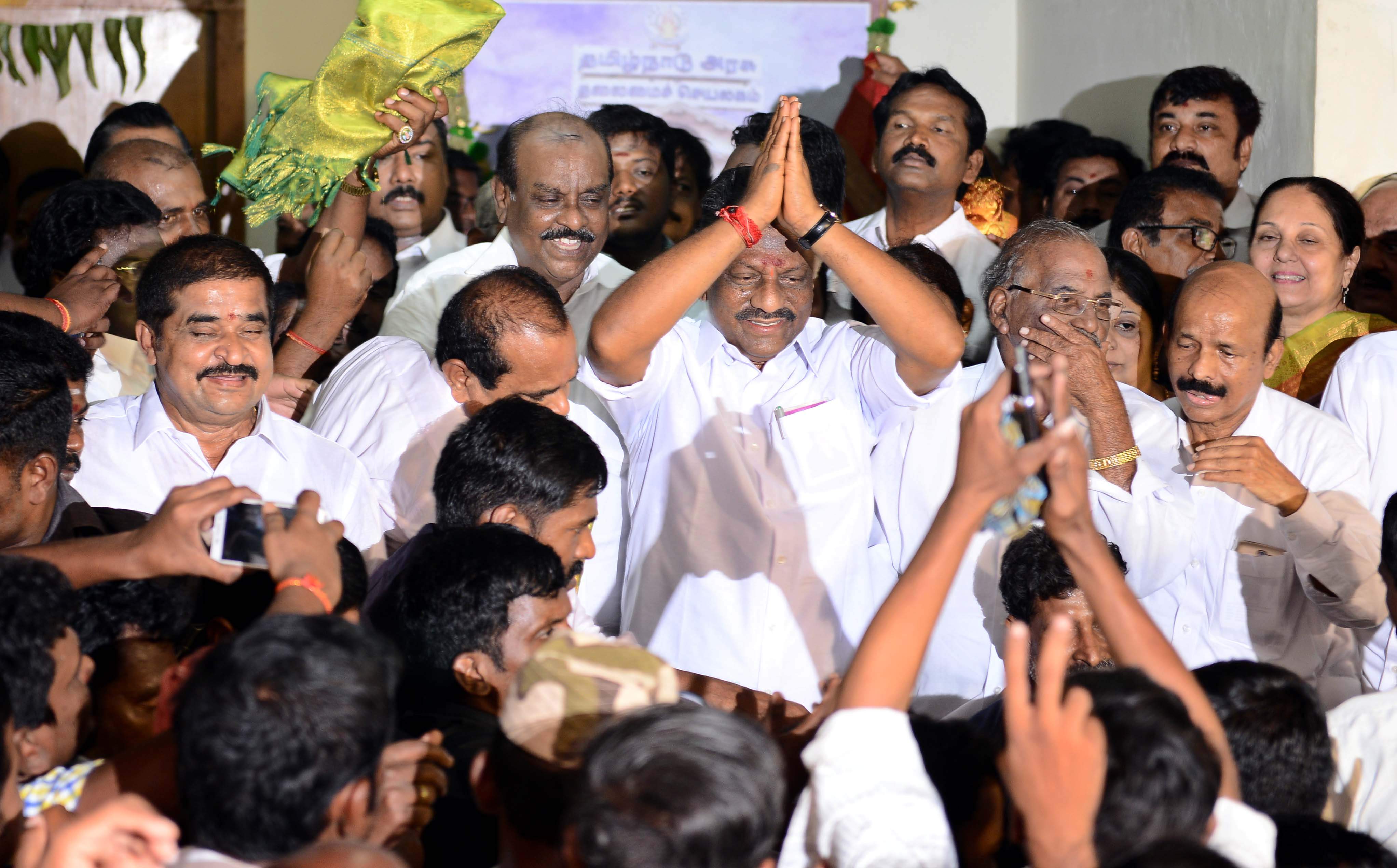 "இந்தியா - சீனா போல் அதிமுகவினர் நடந்து கொள்கின்றனர்" - சீமான் சரமாரி ...