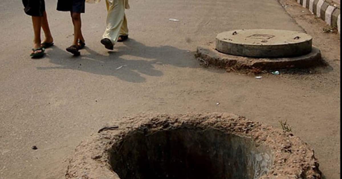 Breaking: Five men fall in deep manhole in Hyderabad, unconscious